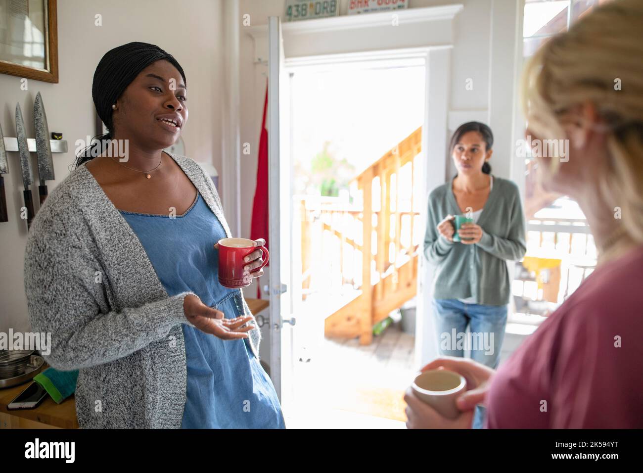 Kitchen women domestic hi-res stock photography and images - Alamy