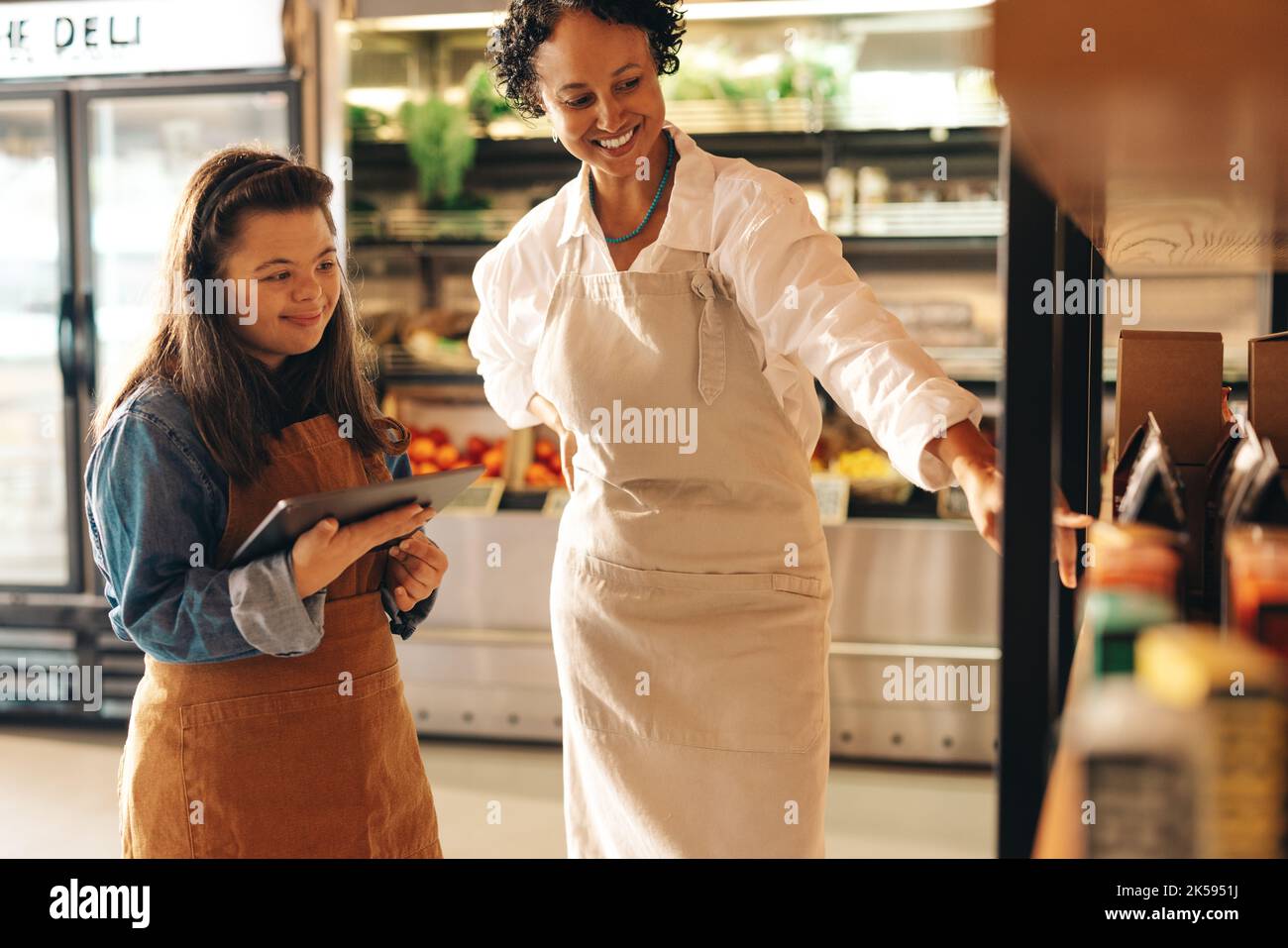 Small grocery shop hi-res stock photography and images - Alamy