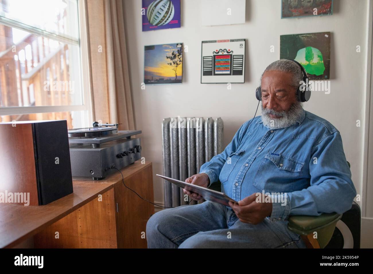 Old fashioned headphones hi-res stock photography and images - Alamy