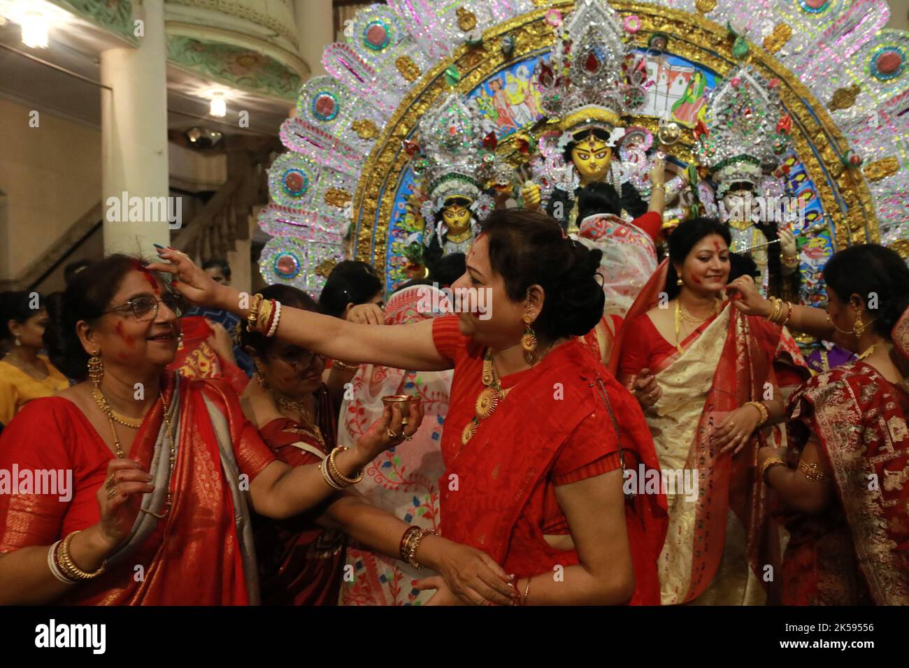 Kolkata, West Bengal, India. 5th Oct, 2022. Indian Hindu devotees ...