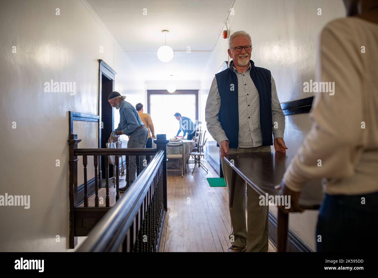 Neighbor helping neighbor hi-res stock photography and images - Alamy