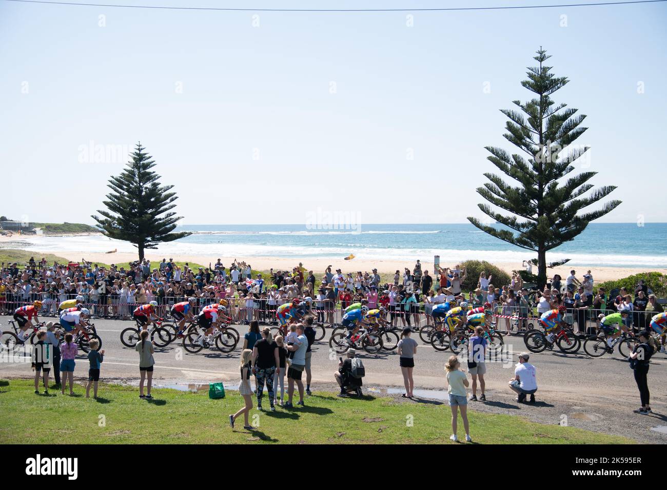 Fans line Bulli Beach to cheer on the men's peloton during the Elite ...