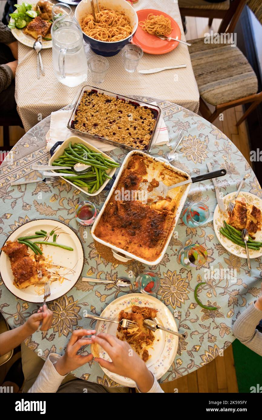 Community table hi-res stock photography and images - Alamy