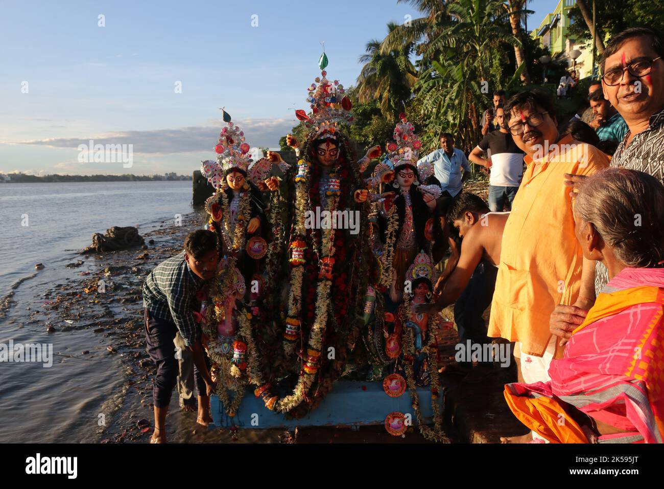 Kolkata, West Bengal, India. 5th Oct, 2022. Hindu devotees in boats ...