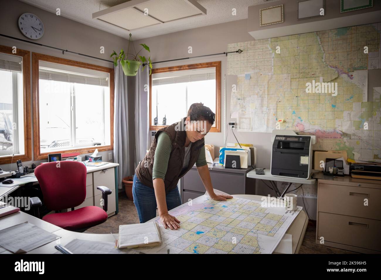 Looking at maps hi-res stock photography and images - Alamy