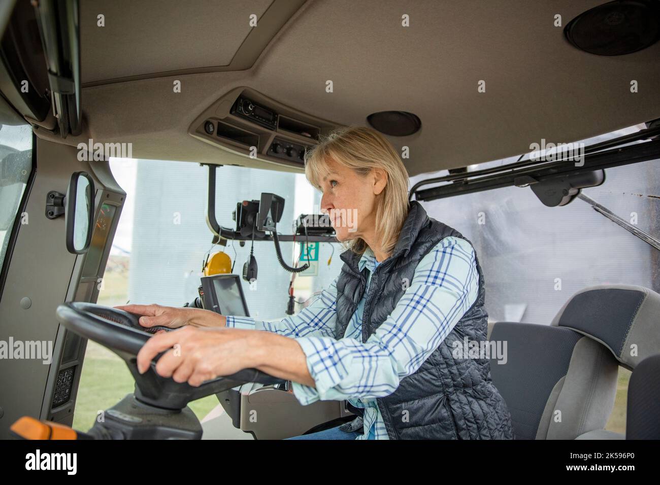 Female farmworker hi-res stock photography and images - Alamy