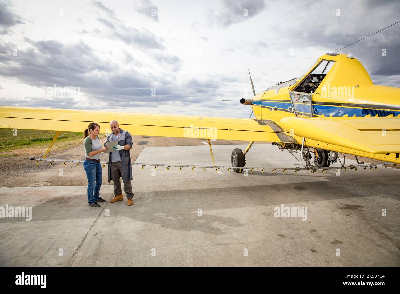 Pilots clipboard talking hi-res stock photography and images - Alamy