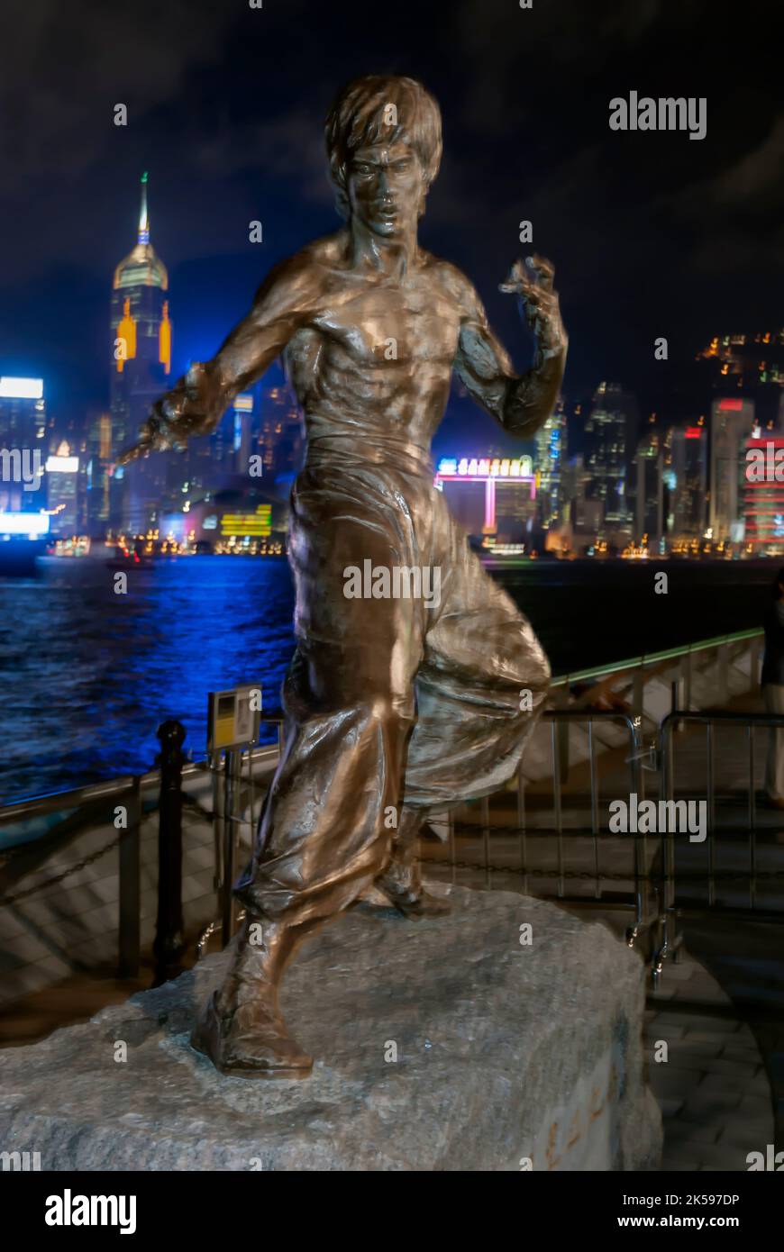 Bruce Lee statue at Victoria Harbour embankment in Hong Kong Stock ...