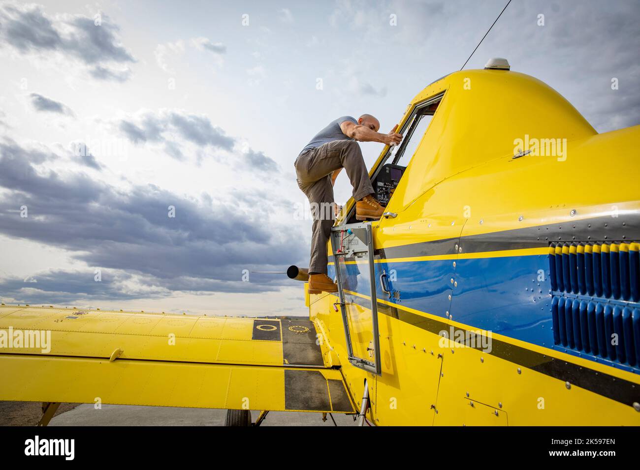 Pilot cockpit climbing hi-res stock photography and images - Alamy