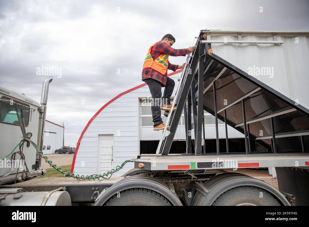 Big rig low angle hi-res stock photography and images - Alamy
