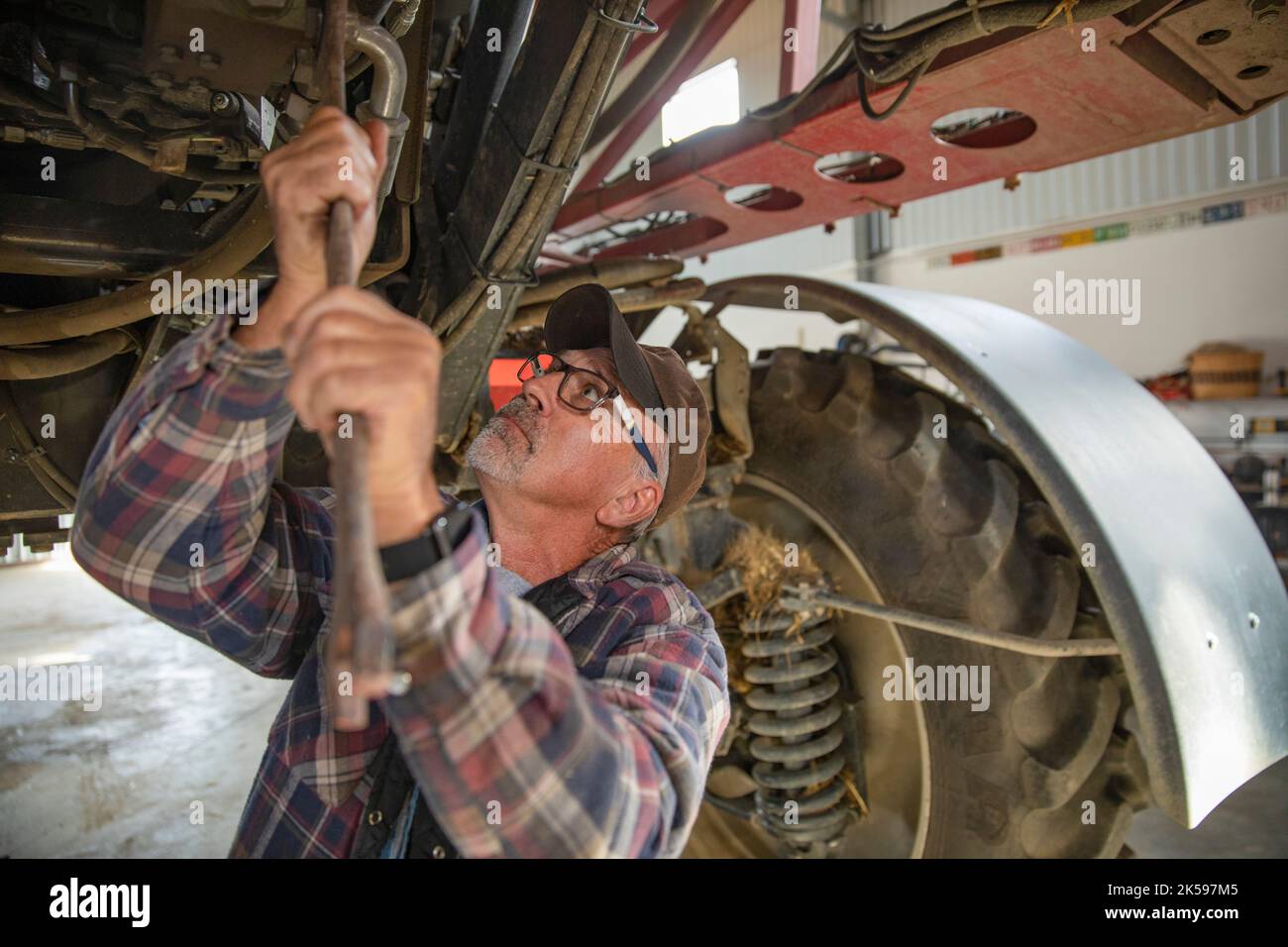 Farmer fixing tractor hi-res stock photography and images - Alamy