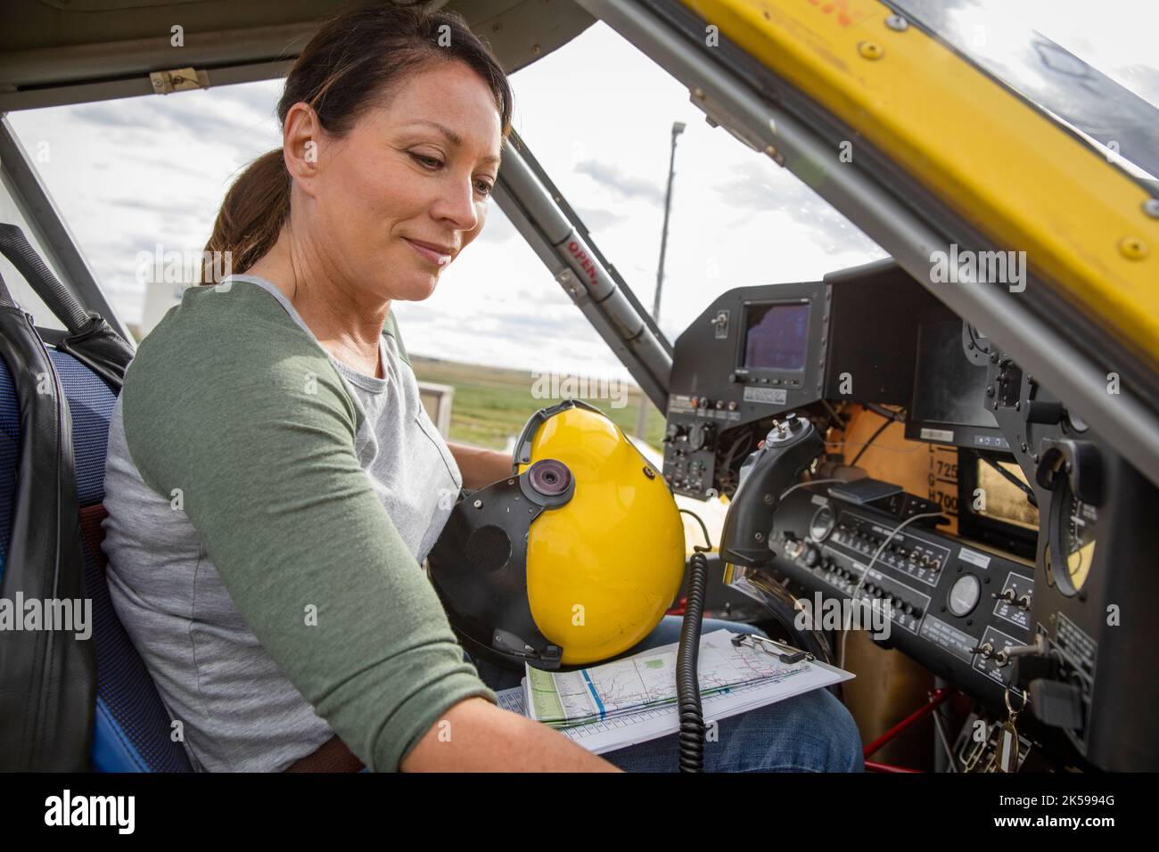 Smiling pilot cockpit hi-res stock photography and images - Alamy