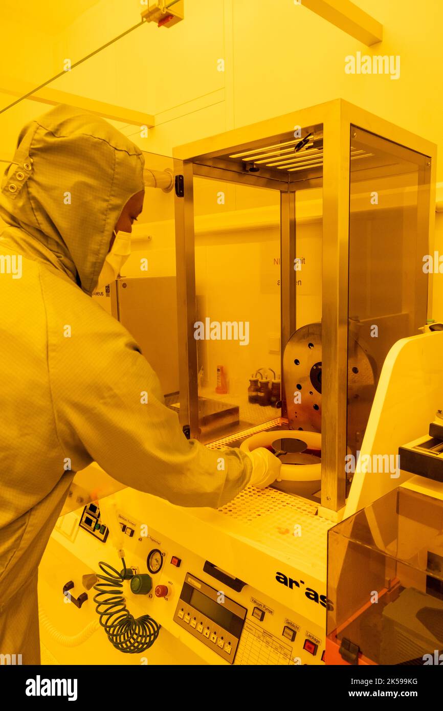 Silicon wafer portrait hi-res stock photography and images - Alamy