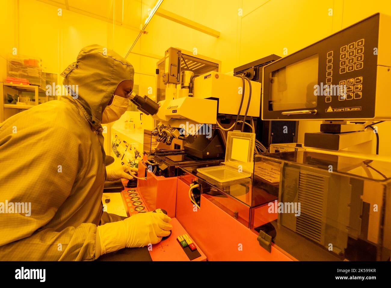 Silicon chips clean room hi-res stock photography and images - Alamy
