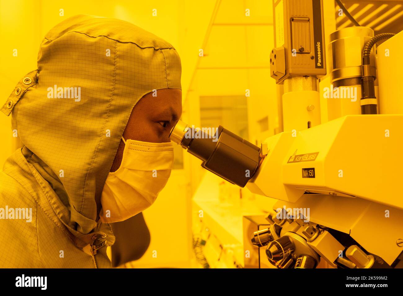 Silicon chips clean room hi-res stock photography and images - Alamy