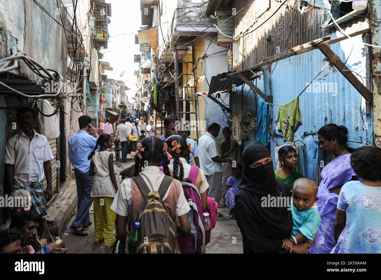 09.12.2011, India, Maharashtra, Mumbai - Everyday scene with people in ...
