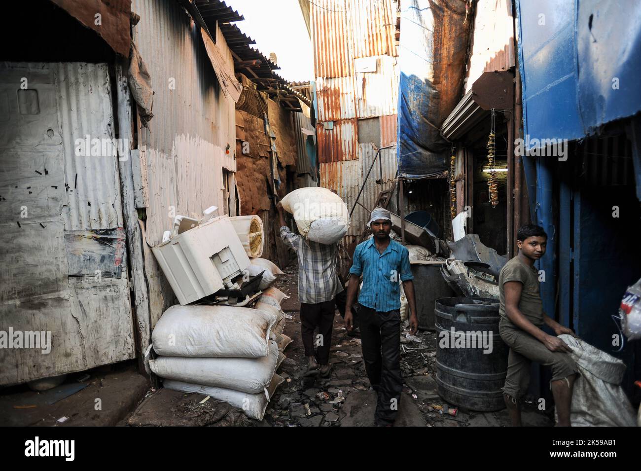 11.12.2011, India, Maharashtra, Mumbai - Workers recycle recyclable ...