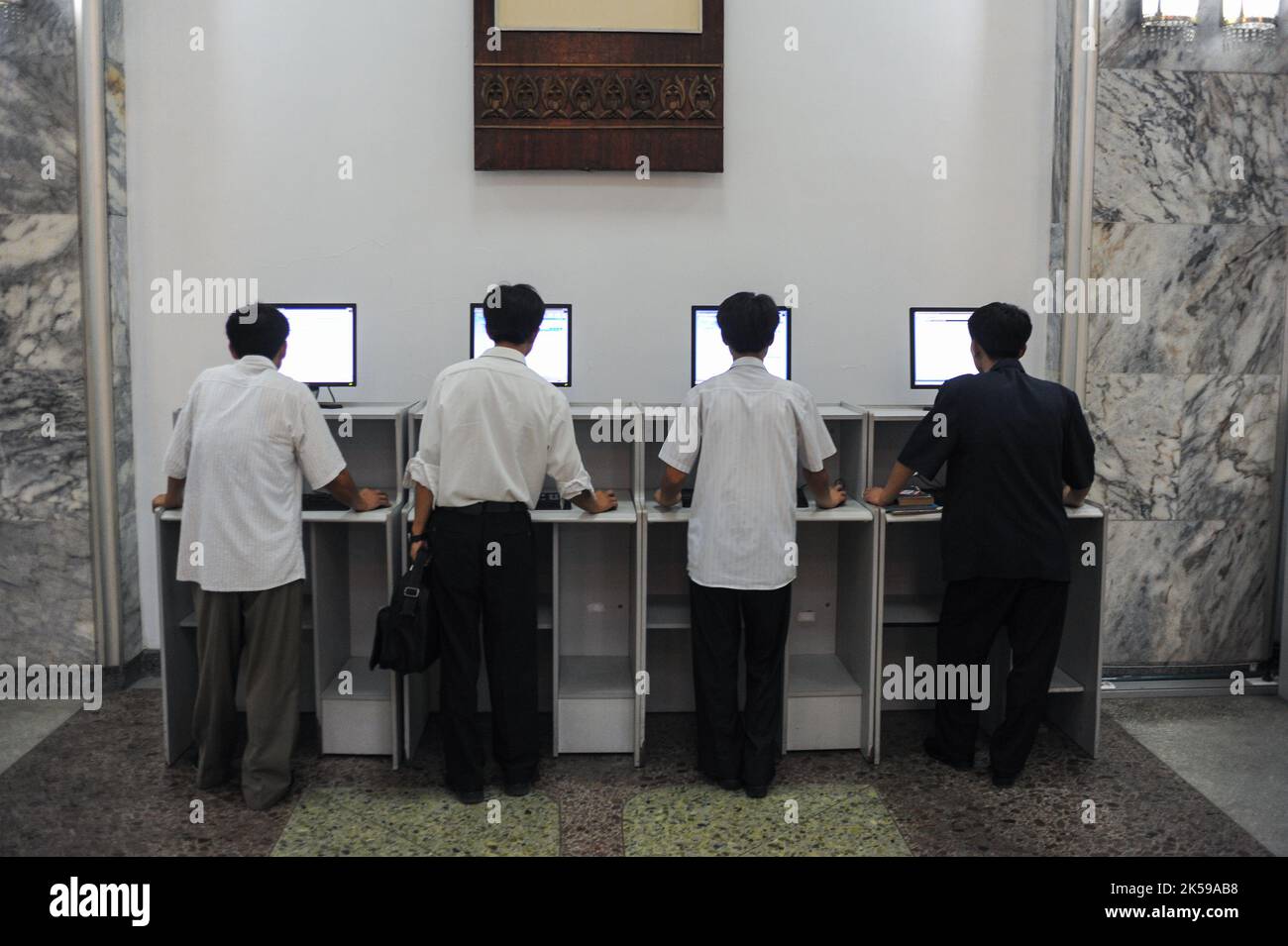 Korea students computer hi-res stock photography and images - Alamy