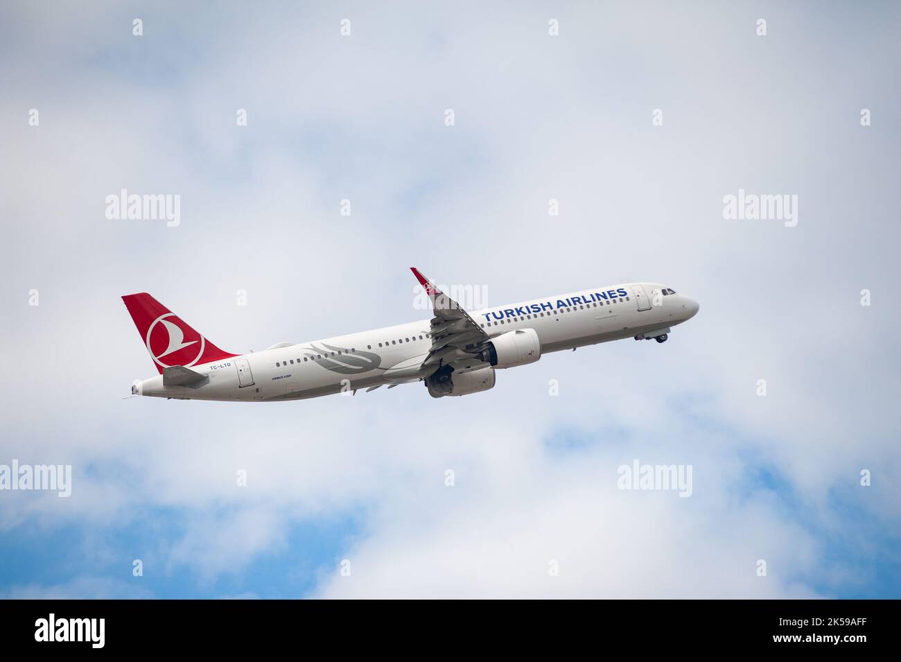 30.08.2022, Germany, Berlin - An Airbus A321 Neo passenger aircraft of ...