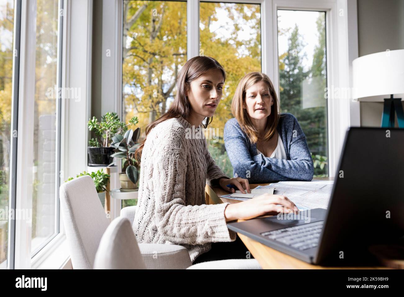Women planning hi-res stock photography and images - Alamy