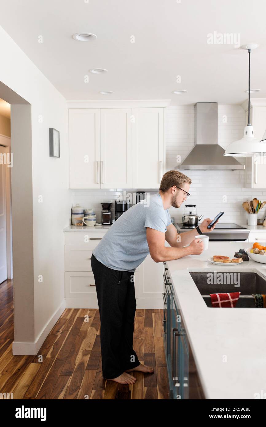 Leaning on kitchen counter hi-res stock photography and images - Alamy