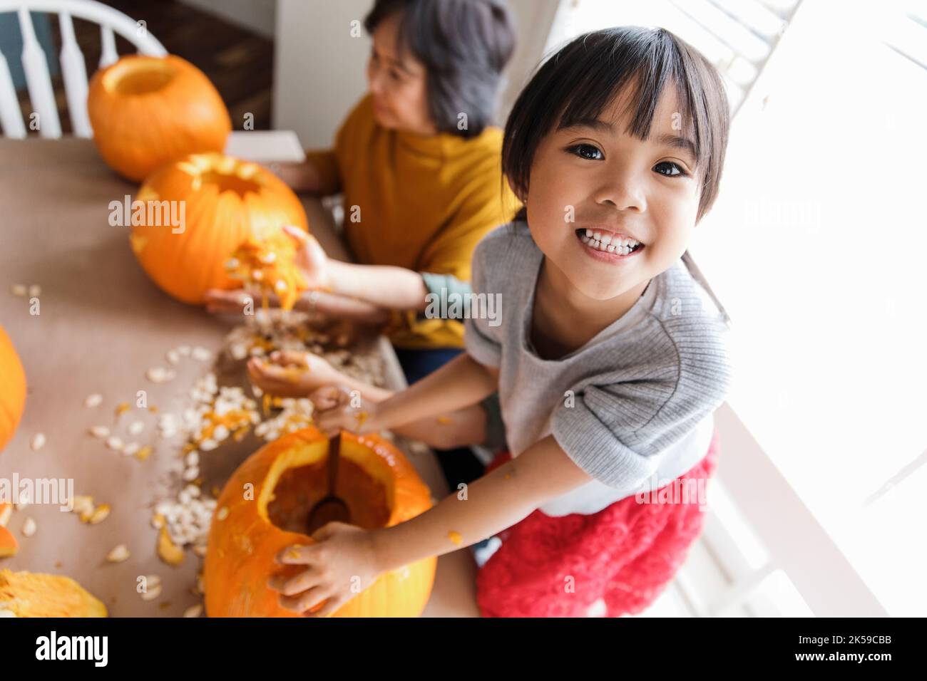 Helping out family hi-res stock photography and images - Alamy