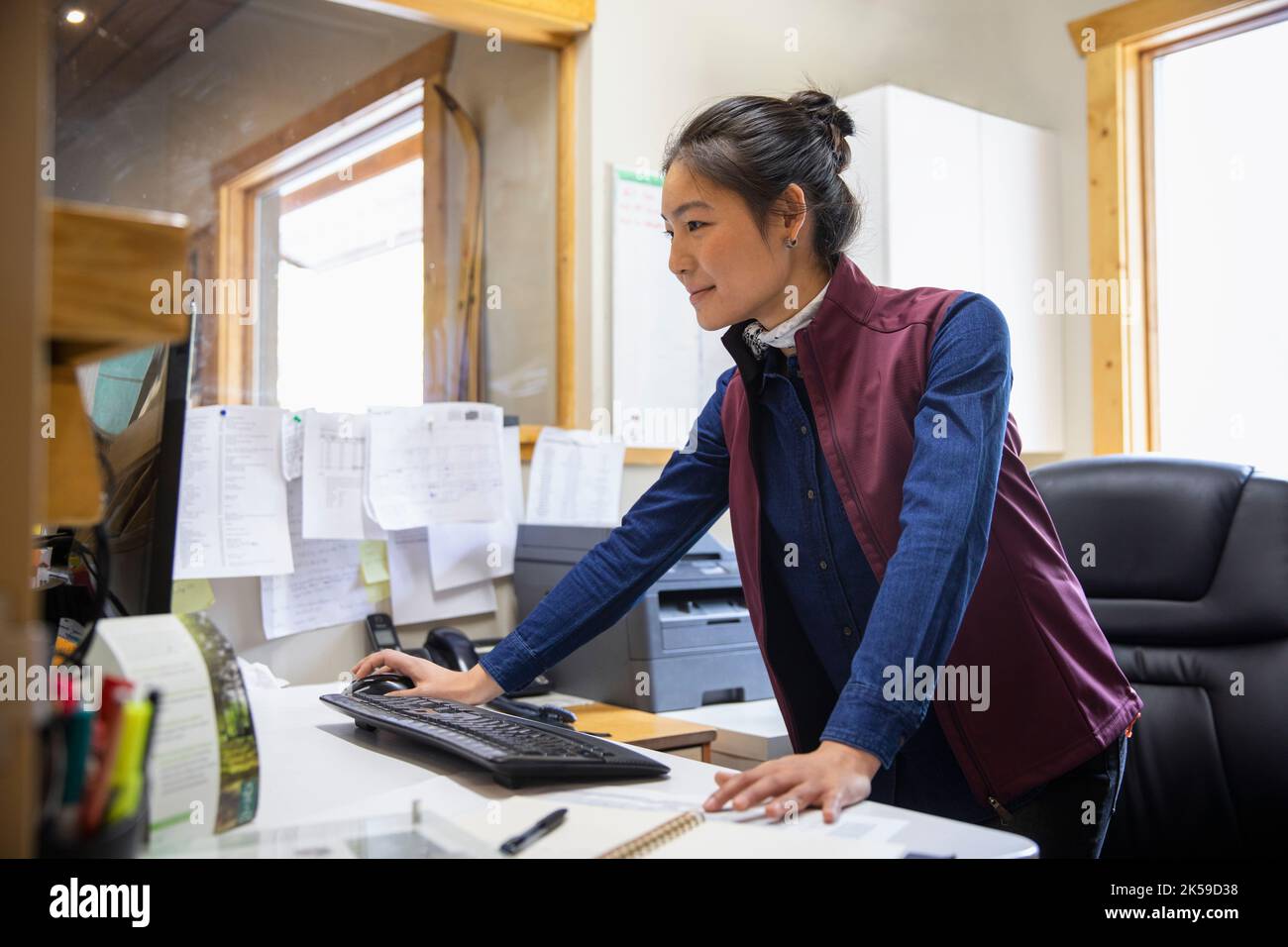 Person hotel front desk hi-res stock photography and images - Alamy