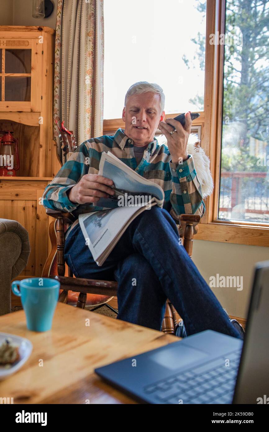 Man sitting chair reading newspaper hi-res stock photography and images ...