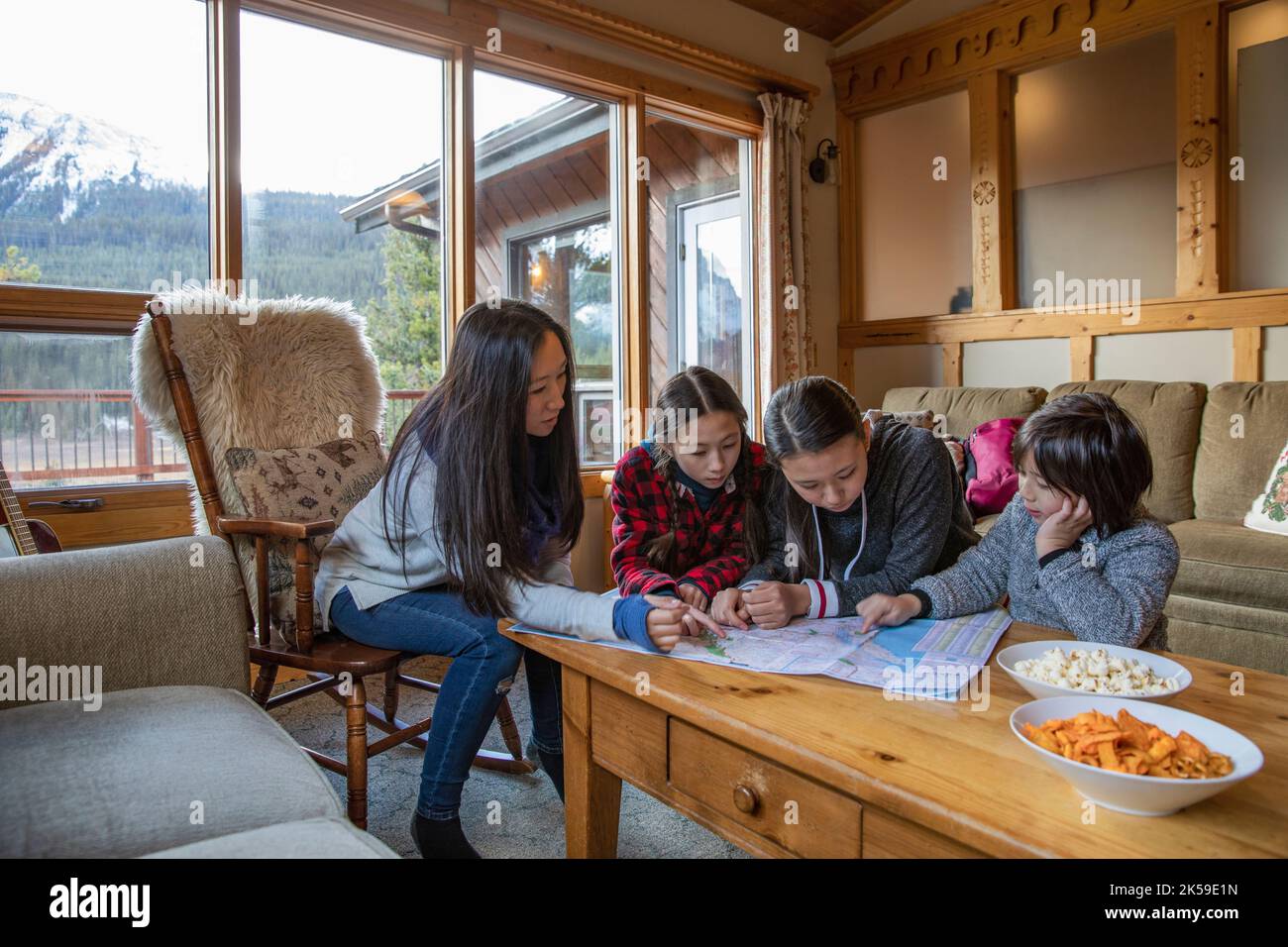 Children looking at map hi-res stock photography and images - Alamy