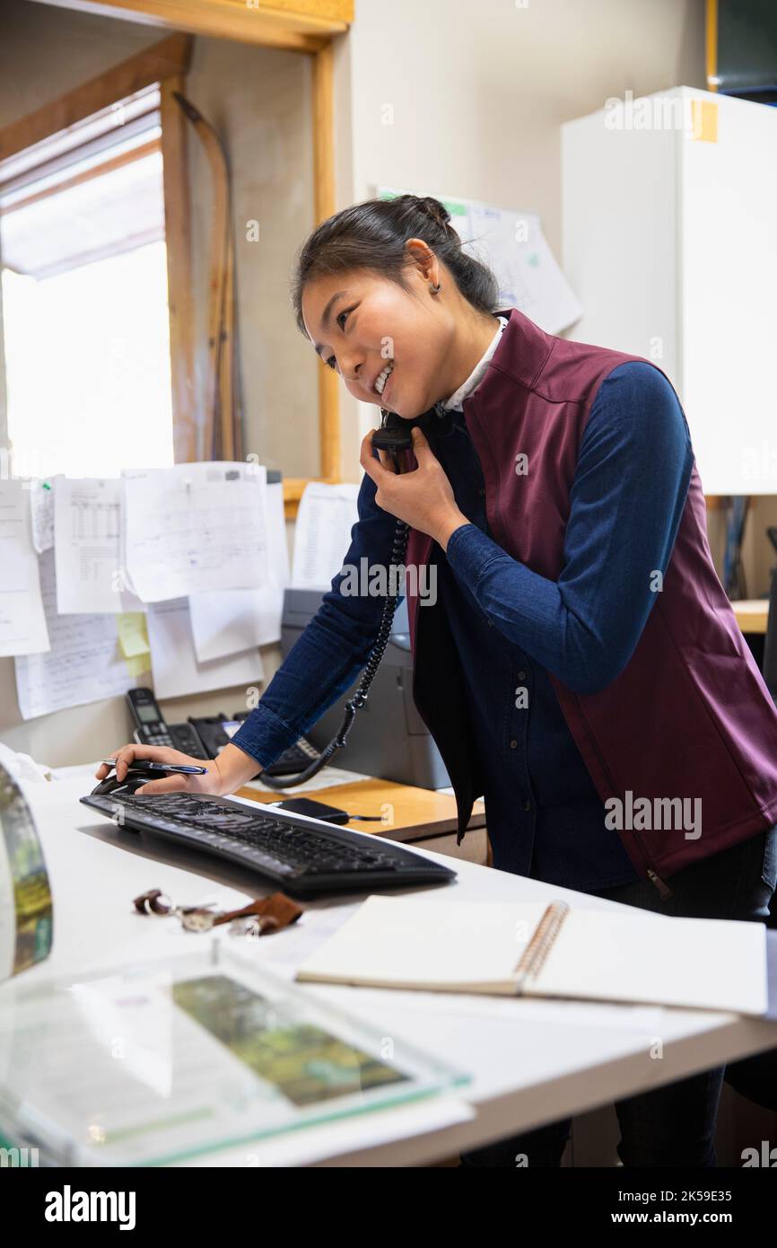 Person hotel front desk hi-res stock photography and images - Alamy