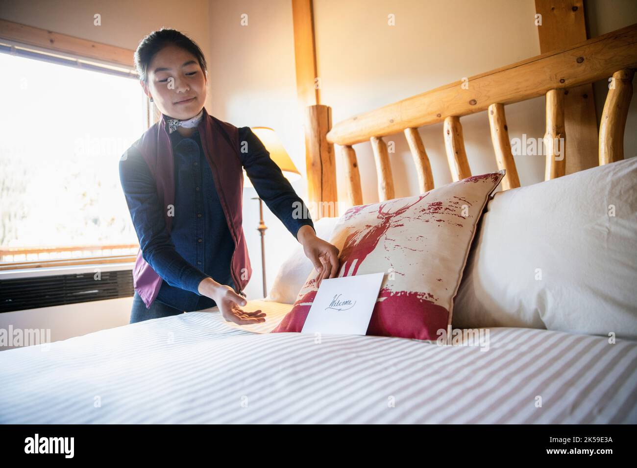 Person making a bed hi-res stock photography and images - Alamy