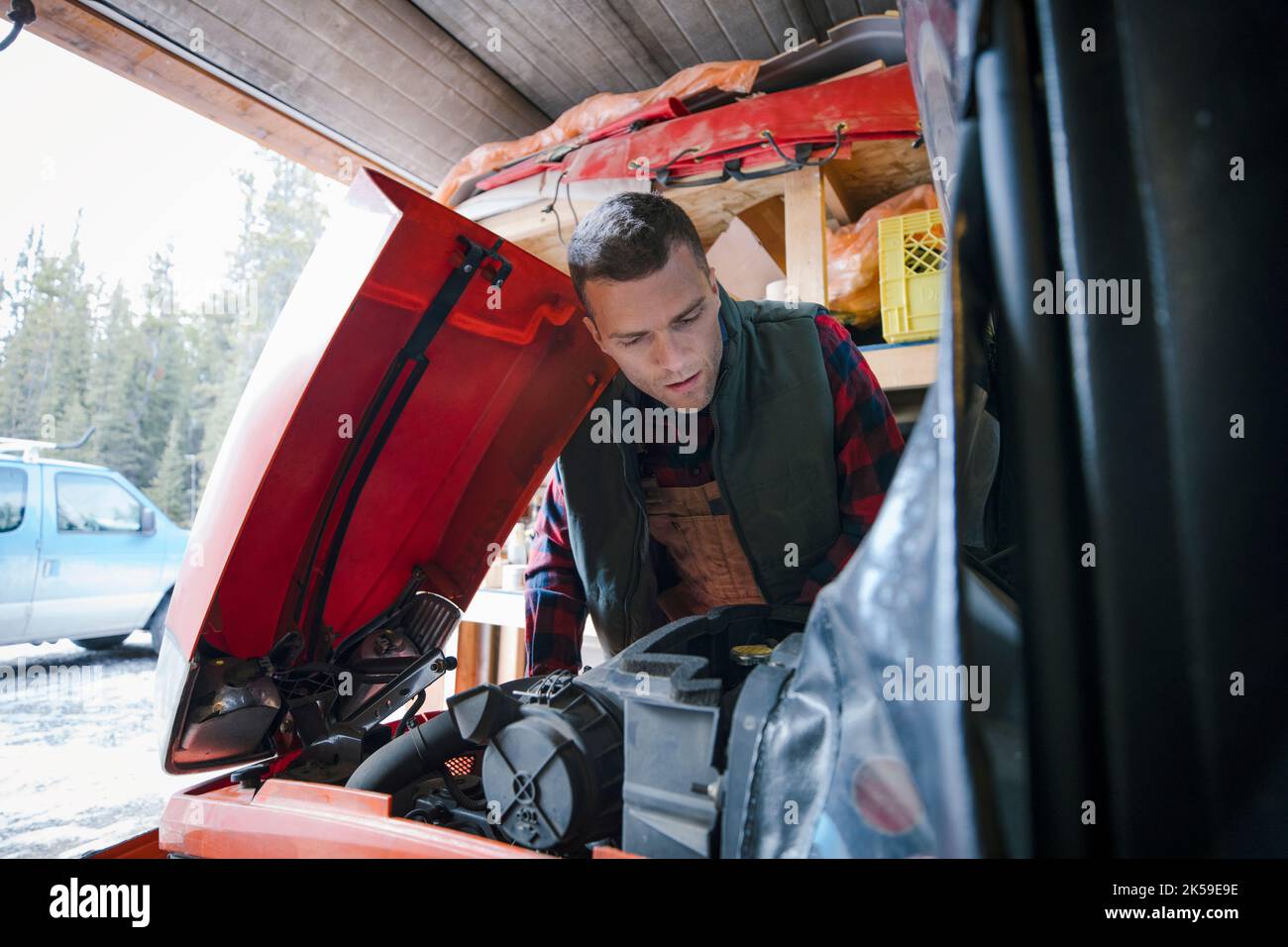 Fixing an engine hi-res stock photography and images - Alamy