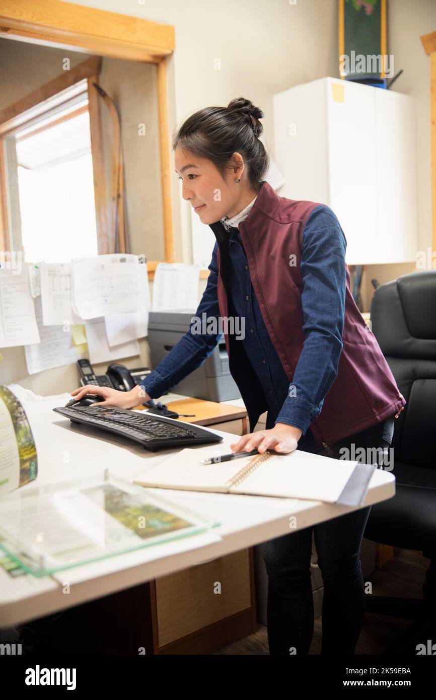 Person hotel front desk hi-res stock photography and images - Alamy