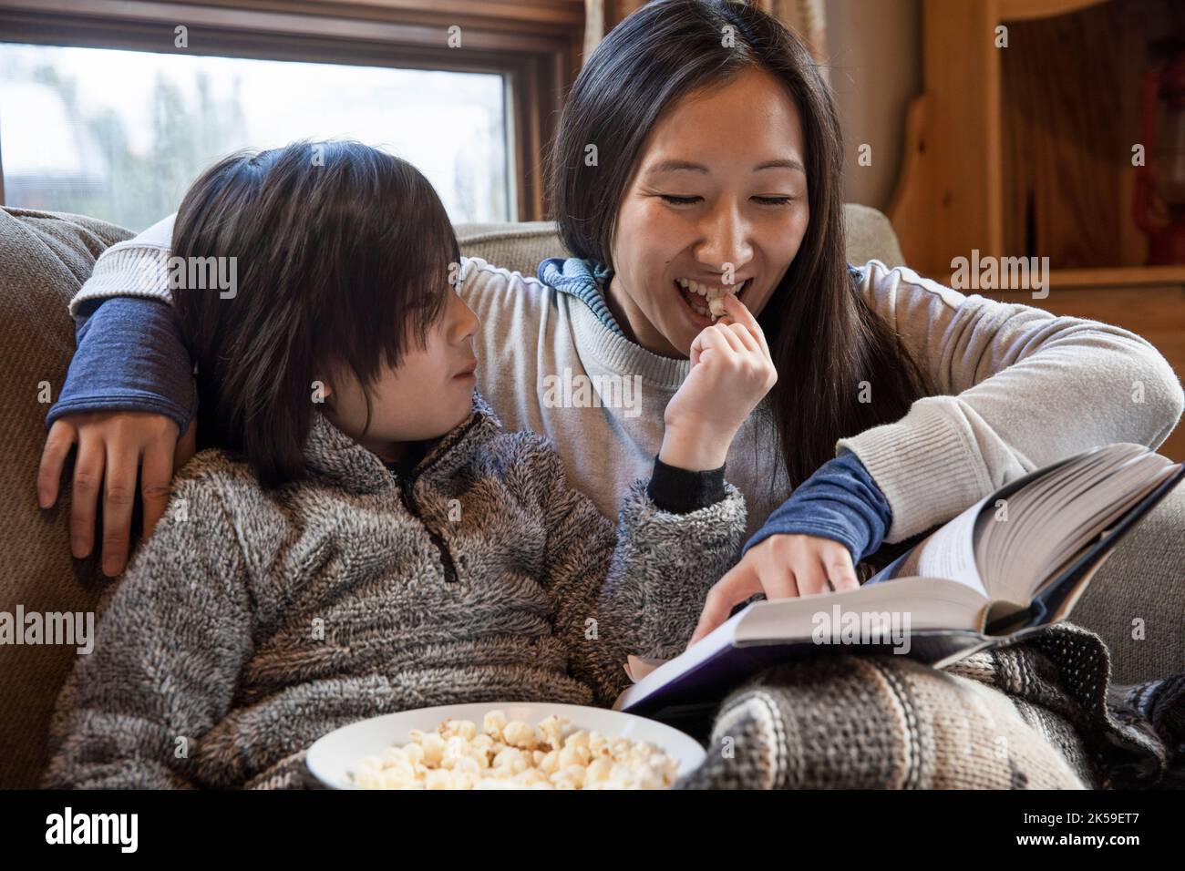 Book reading group hi-res stock photography and images - Alamy