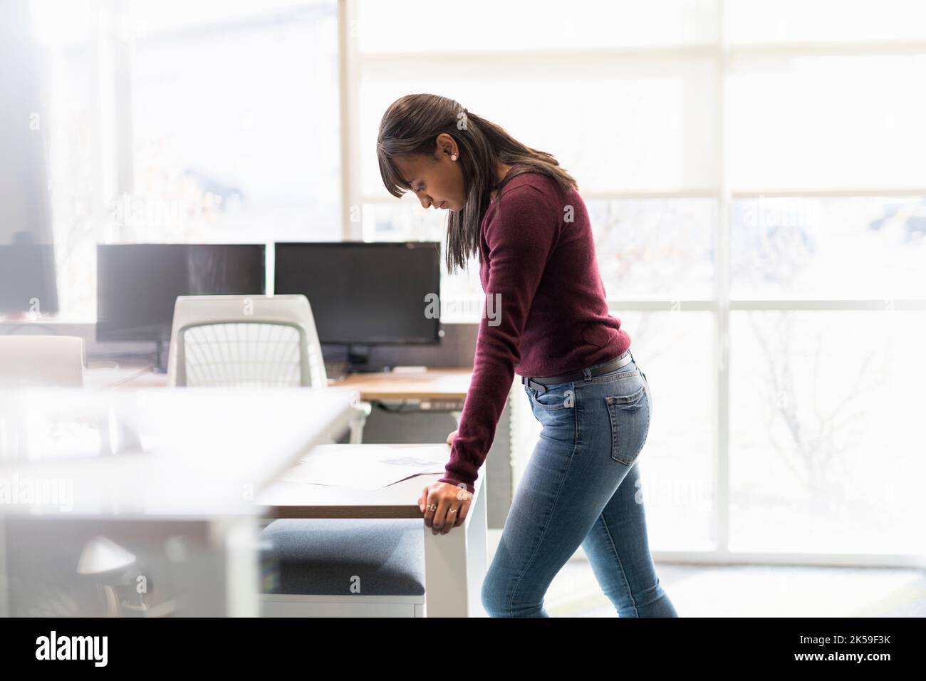 Person leaning on desk hi-res stock photography and images - Alamy
