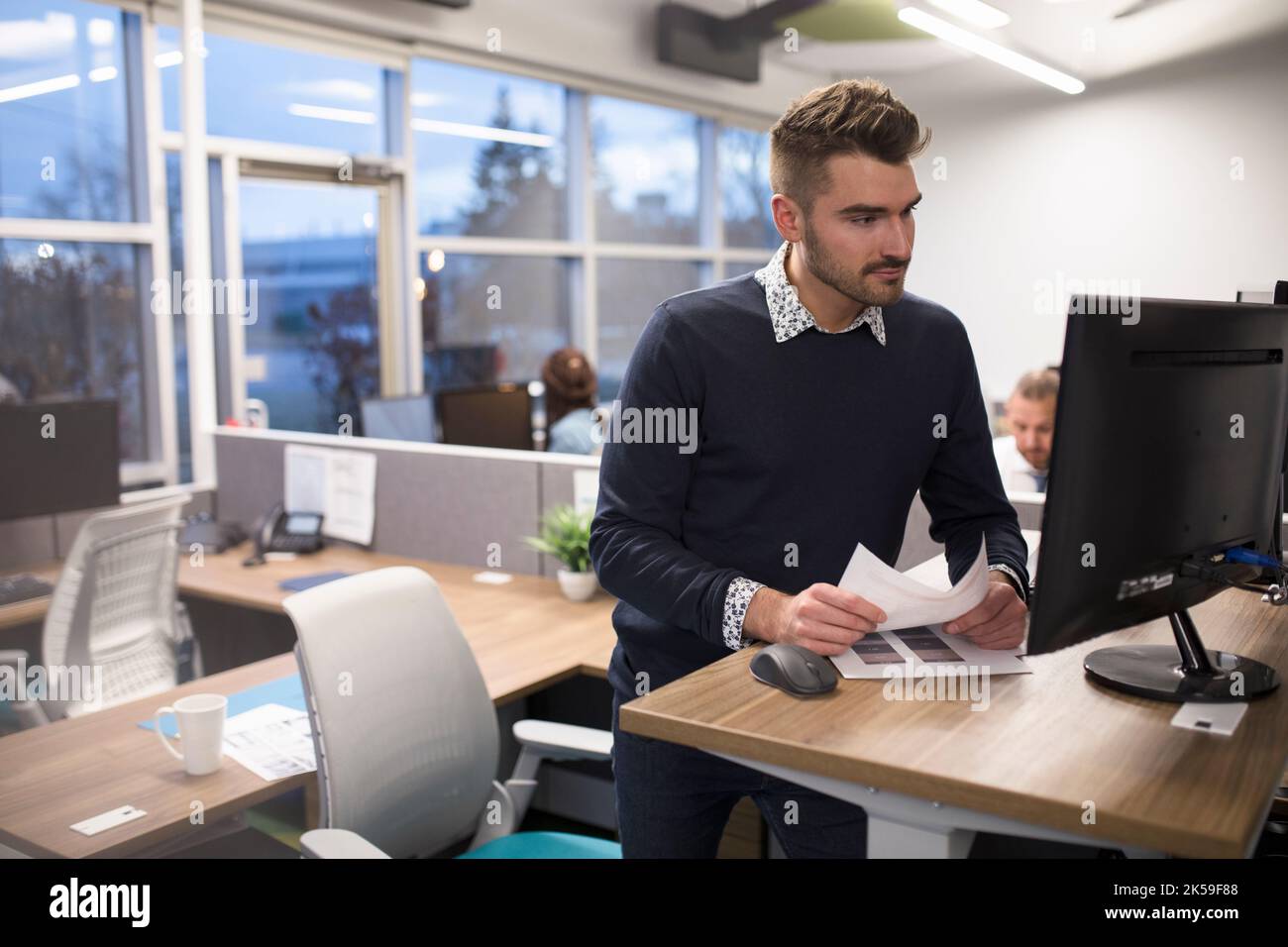 Office computer young man hi-res stock photography and images - Alamy