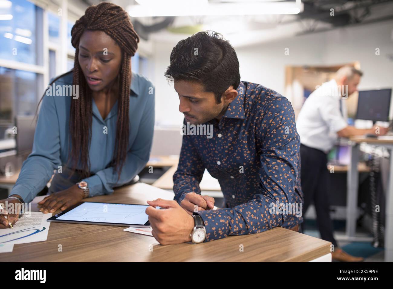 Two colleagues talking office hi-res stock photography and images - Alamy