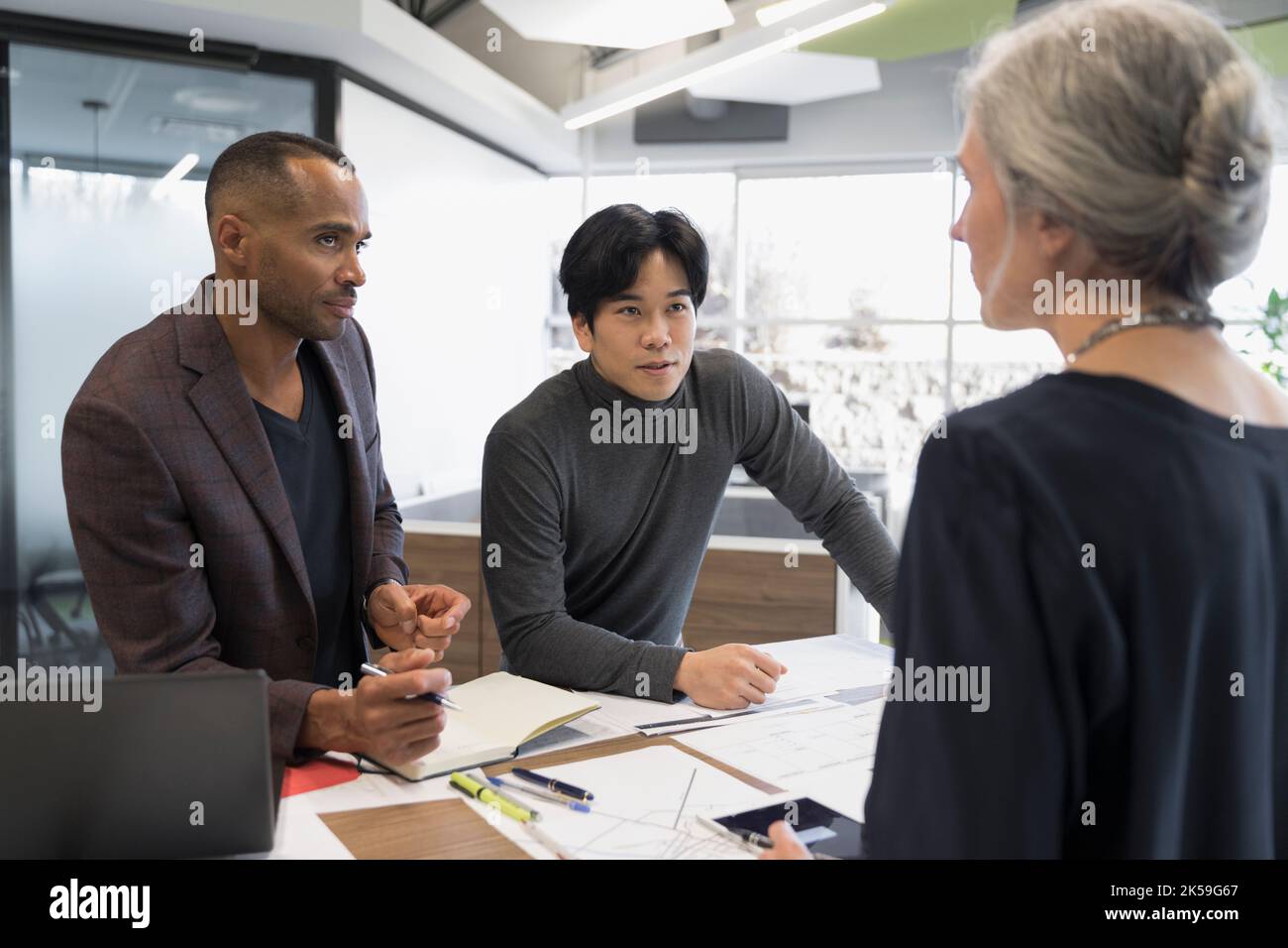 Employee listening hi-res stock photography and images - Alamy