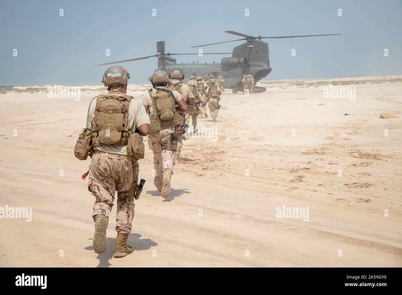 United Arab Emirates Presidential Guard soldiers and U.S. Marines with ...