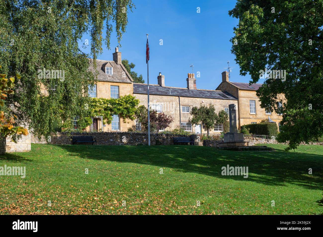 Blockley village green and cotswold houses in October. Cotswolds ...