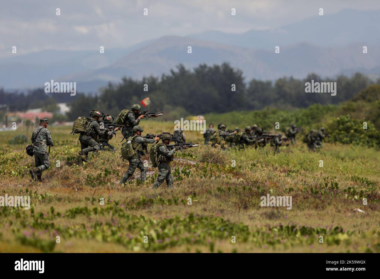 Manila, Philippines. 7th Oct, 2022. FIlipino marines make a beach ...