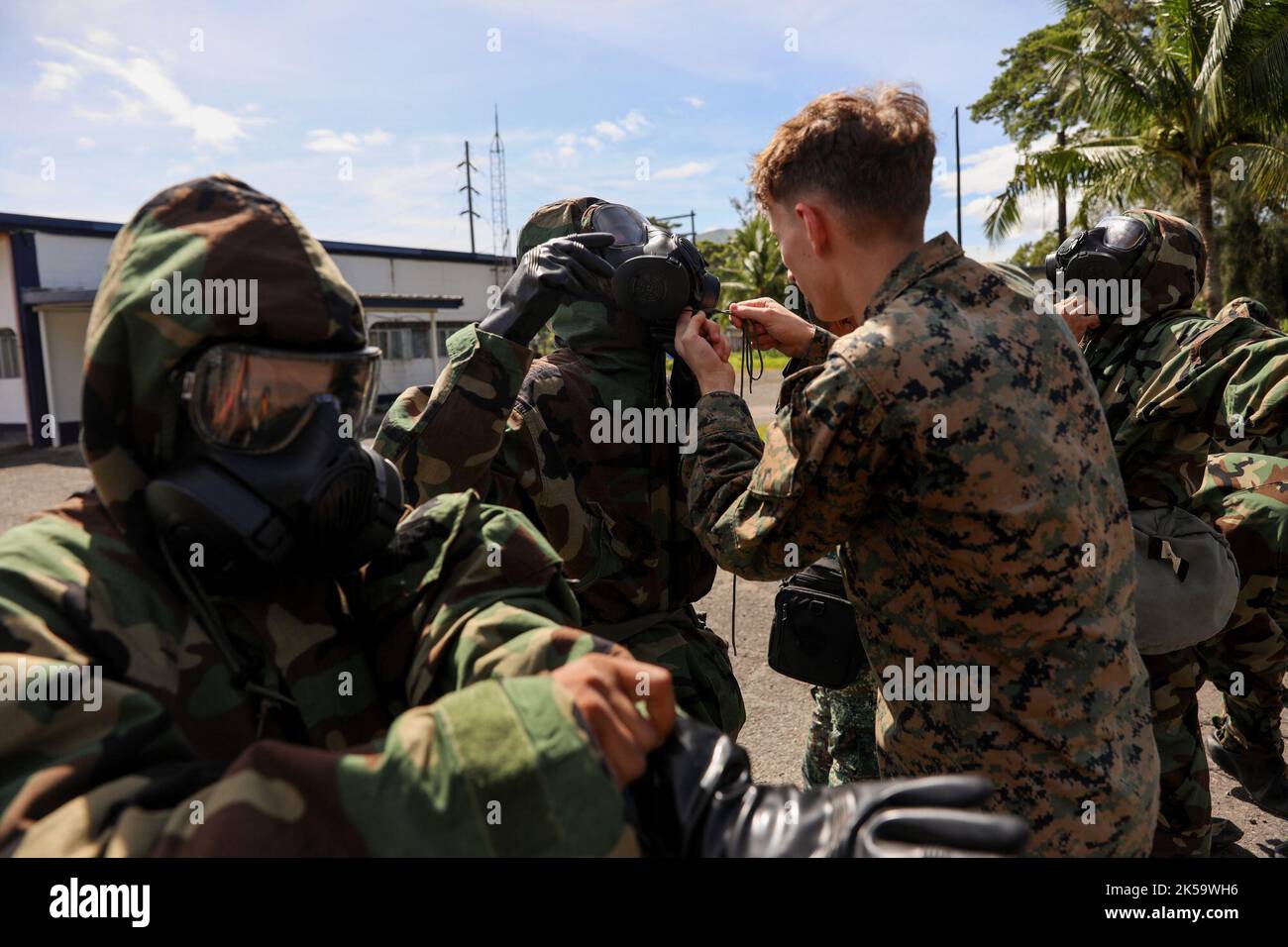 Manila, Philippines. 7th Oct, 2022. An American soldier assists ...