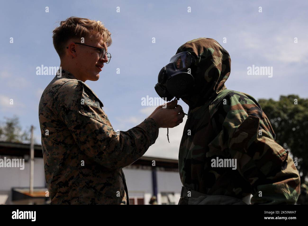 Manila Philippines 7th Oct 2022 An American Soldier Assists A