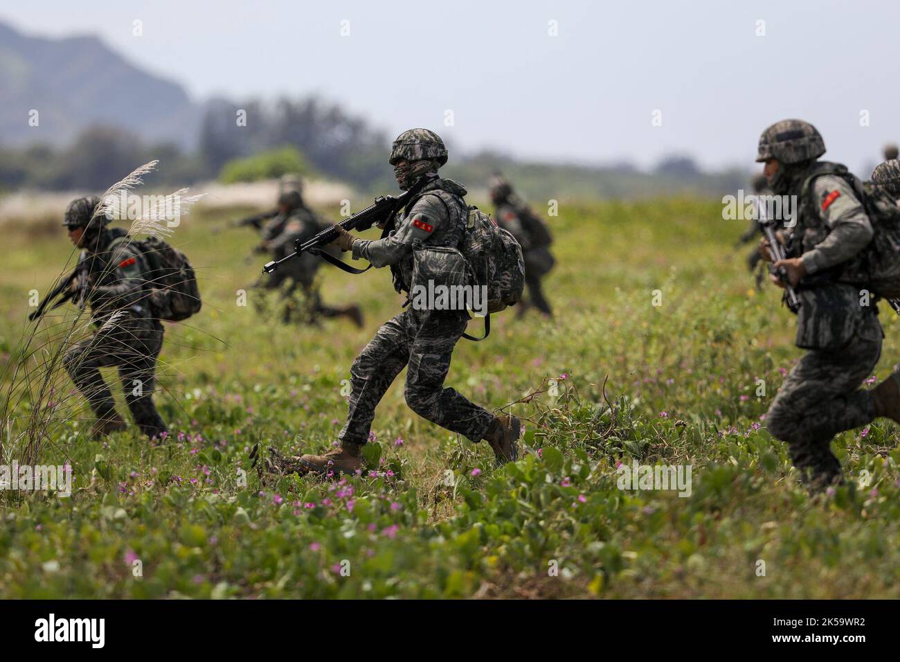 Manila, Philippines. 7th Oct, 2022. South Korean marines make a beach ...