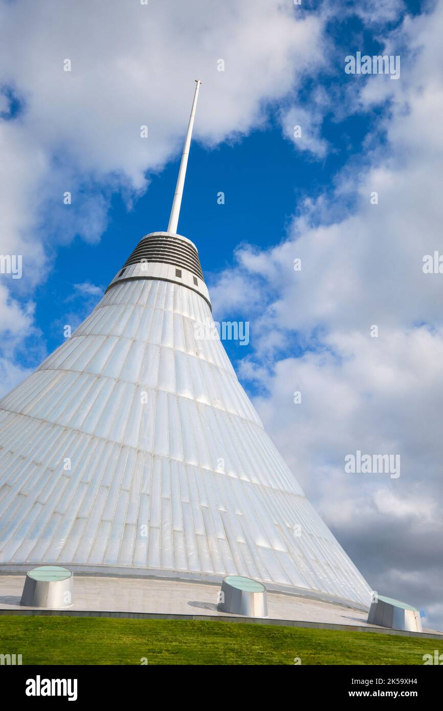 Exterior view of the Norman Foster design of the tent-like Khan Shatyr ...