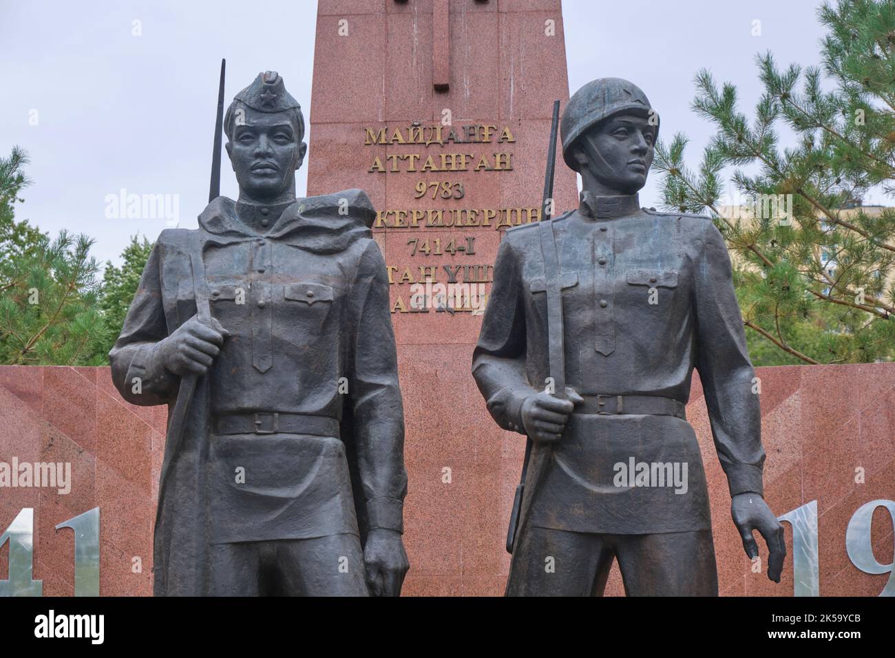 Statues of soldiers in the plaza monument. At the Patriotic War, WWII ...