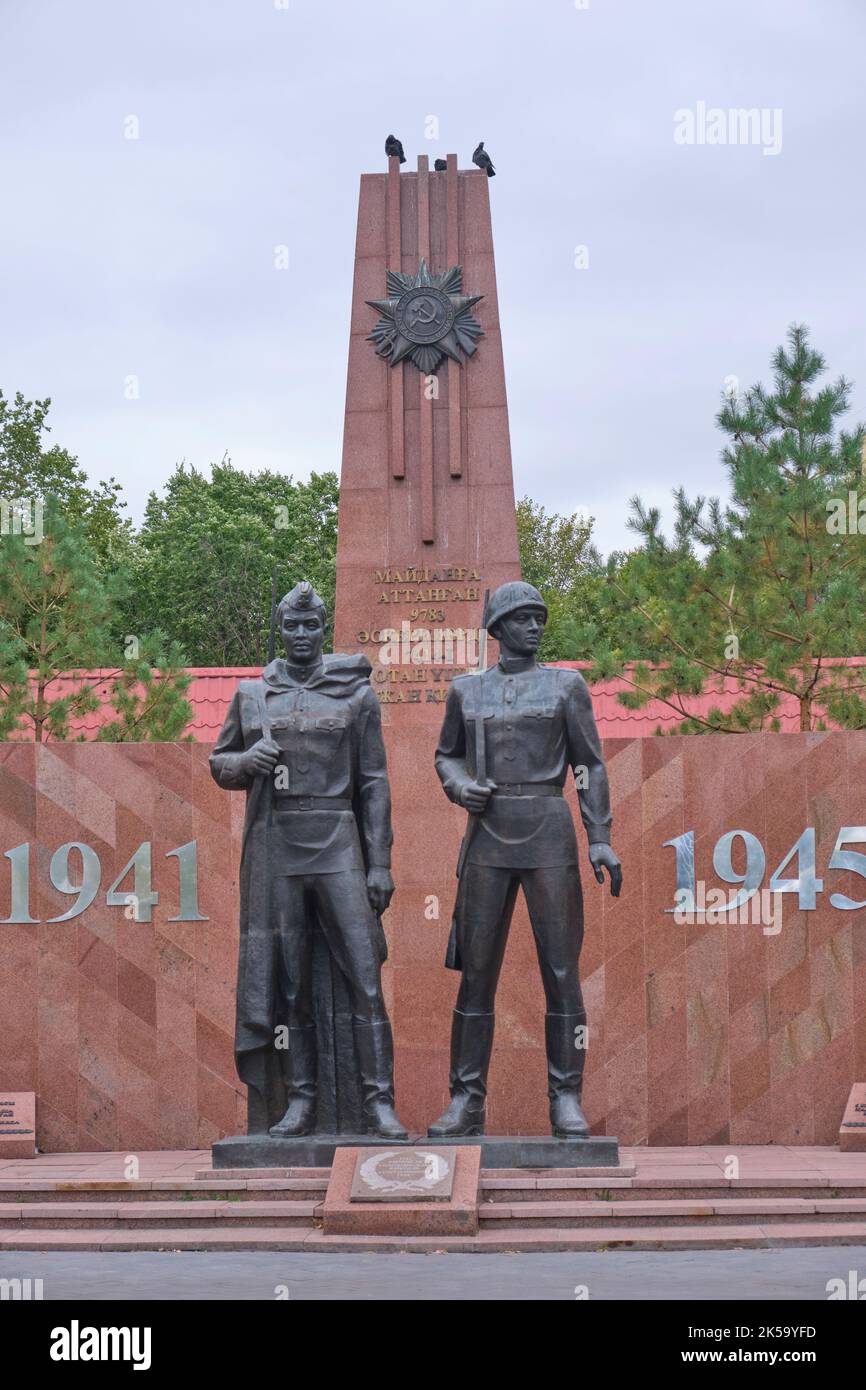 Statues of soldiers in the plaza monument. At the Patriotic War, WWII ...