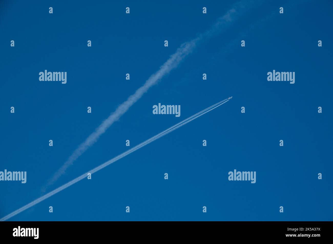 Aircraft con trails hi-res stock photography and images - Alamy
