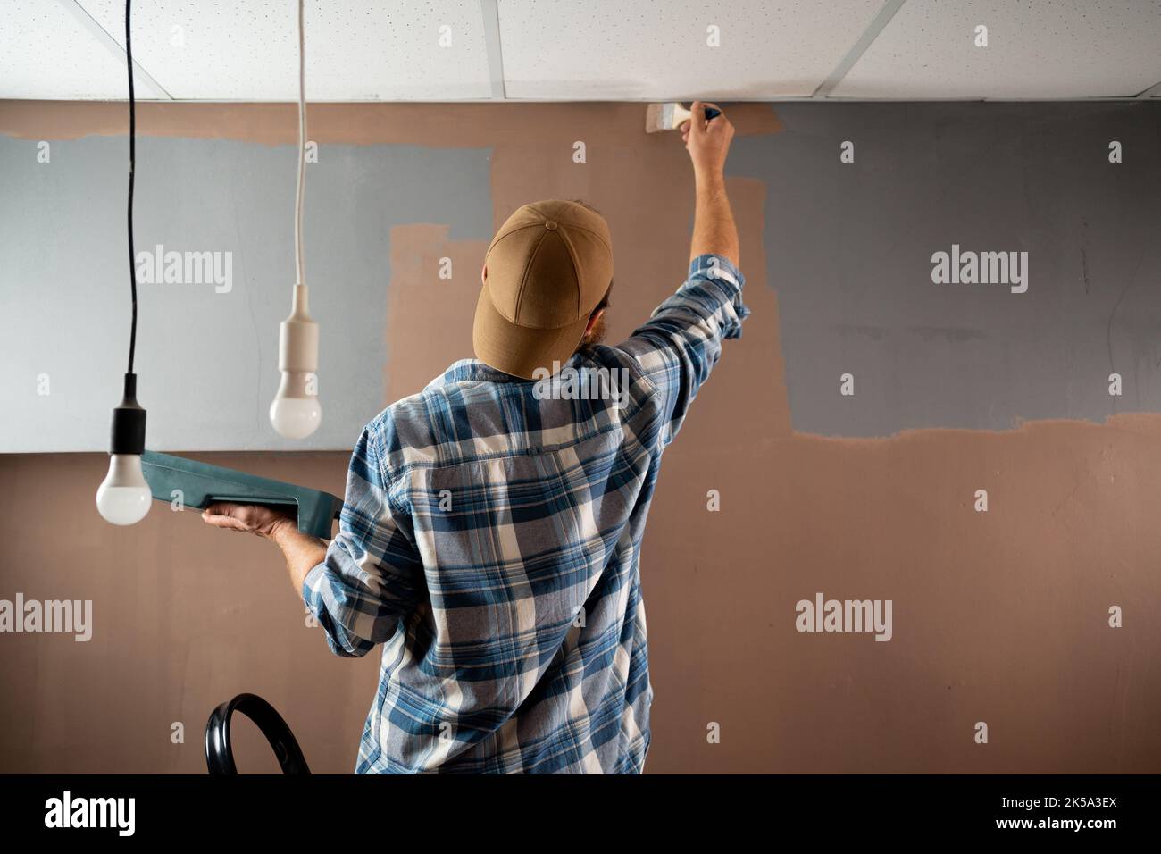 man painting the edges of the ceiling with paintbrush Stock Photo - Alamy