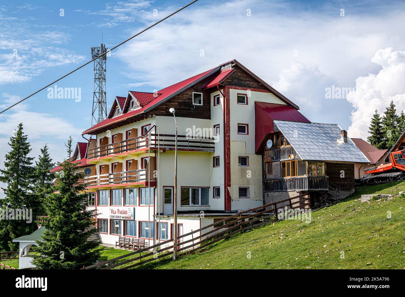 Tourist cottage in the mountain resort Parang Stock Photo - Alamy